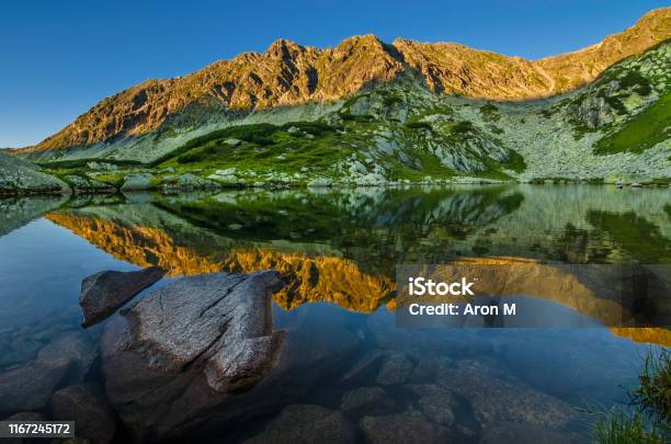 Lanskap Gunung Dan Danau Taul Portii Glasial Di Taman Nasional Retezat ... Lanskap Gunung Dan Danau Taul Portii Glasial Di Taman Nasional Retezat ...