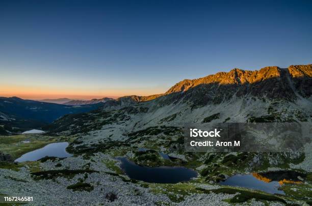 Lanskap Gunung Dan Danau Glasial Di Taman Nasional Retezat Pegunungan ... Lanskap Gunung Dan Danau Glasial Di Taman Nasional Retezat Pegunungan ...