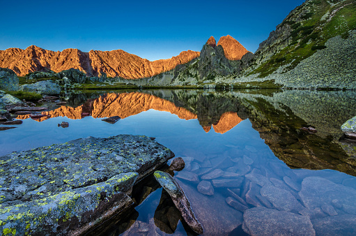 Lanskap Gunung Dan Danau Taul Portii Glasial Di Taman Nasional Retezat ... Lanskap Gunung Dan Danau Taul Portii Glasial Di Taman Nasional Retezat ...