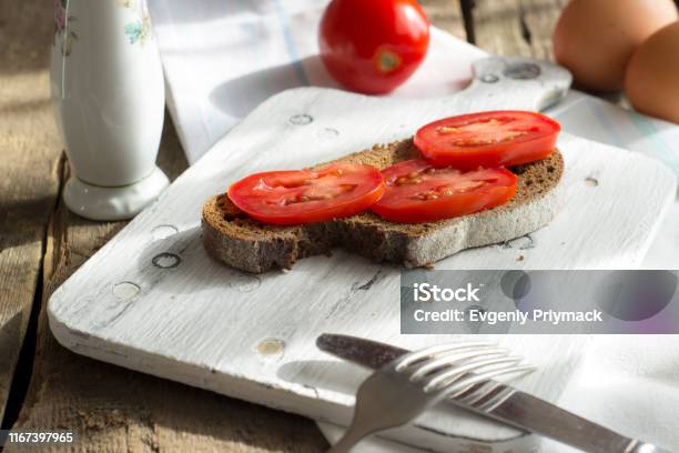 Roti Panggang Sourdough Dengan Tomat Panggang Sarapan Atau Makan Siang