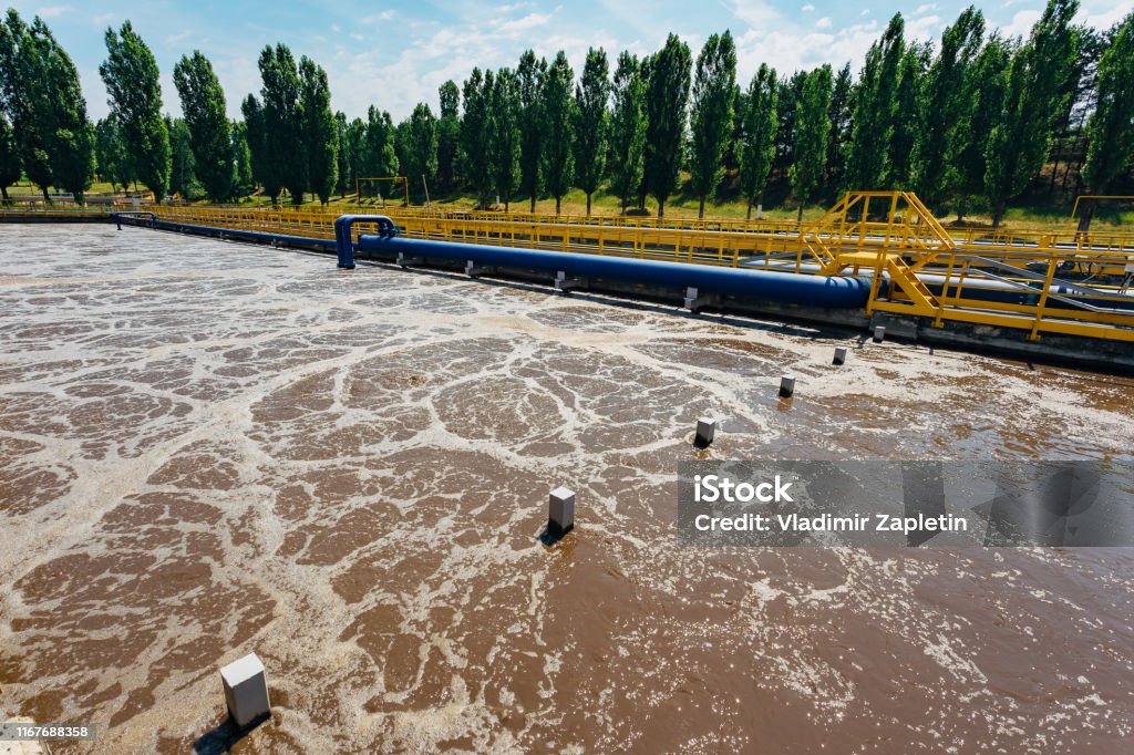 Foto de Planta Moderna Do Tratamento De Wastewater Tanques Para Aeração ... Foto de Planta Moderna Do Tratamento De Wastewater Tanques Para Aeração ...