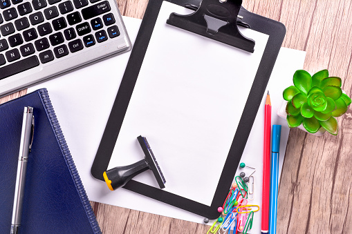 Keyboard Clipboard Dengan Kertas Kosong Dan Alat Tulis Kantor Di Atas