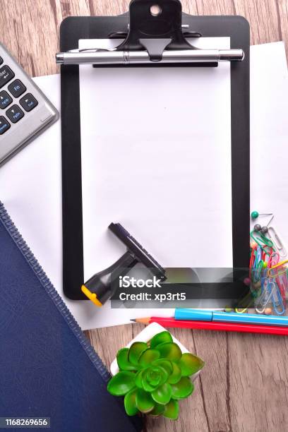Keyboard Clipboard Dengan Kertas Kosong Dan Alat Tulis Kantor Di Atas