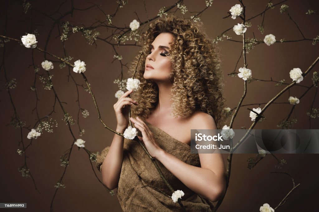 Potret Wanita Muda Yang Cantik Dengan Gaya Rambut Afro Dan Makeup Yang