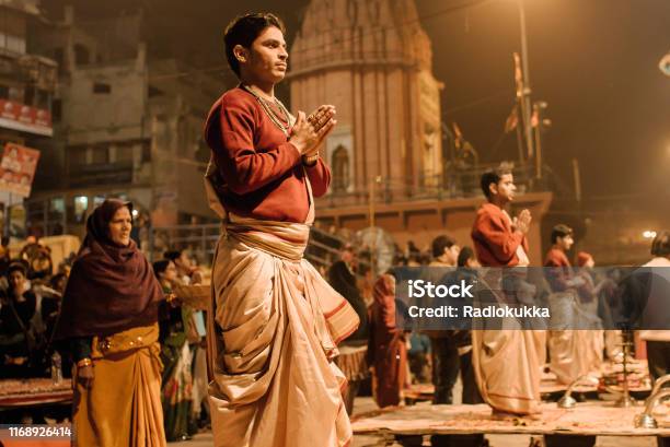 Hombres Indios Rezando Durante El Ritual Religioso Ganga Aarti En Las ... Hombres Indios Rezando Durante El Ritual Religioso Ganga Aarti En Las ...