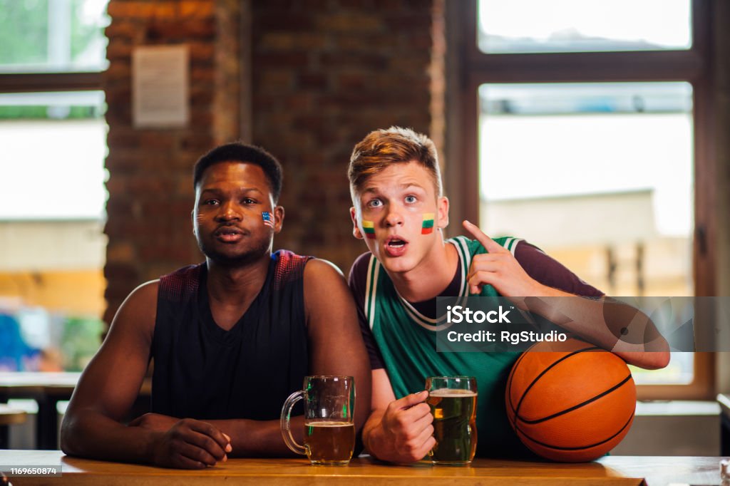 Penggemar Bola Basket Tegang Menonton Pertandingan Di Pub Foto Stok Unduh Gambar Sekarang Istock