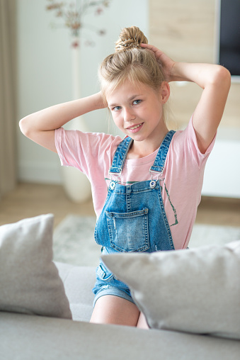 Photo Libre De Droit De Verticale De La Fille Préadolescente Blonde