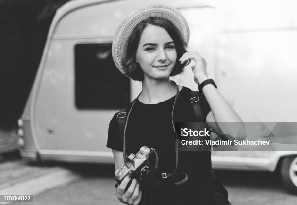 Wanita Hipster Cantik Bertopi Berpose Di Luar Ruangan Dengan Kamera
