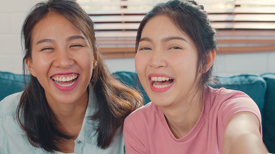 Muda Lesbian Lgbtq Wanita Influencer Pasangan Vlog Di Rumah Kekasih