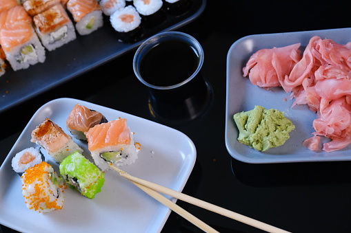 Sushi Gulung Dengan Makanan Laut Dan Kecap Wasabi Dan Jahe Sushi Roll