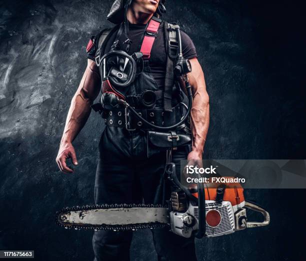 Potret Pria Berotot Dengan Gergaji Mesin Dan Respirator Foto Stok ... Potret Pria Berotot Dengan Gergaji Mesin Dan Respirator Foto Stok ...
