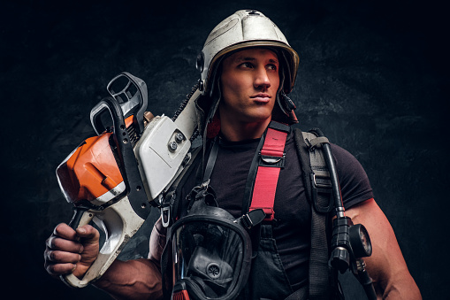 Potret Pria Berotot Dengan Gergaji Mesin Dan Respirator Foto Stok ... Potret Pria Berotot Dengan Gergaji Mesin Dan Respirator Foto Stok ...