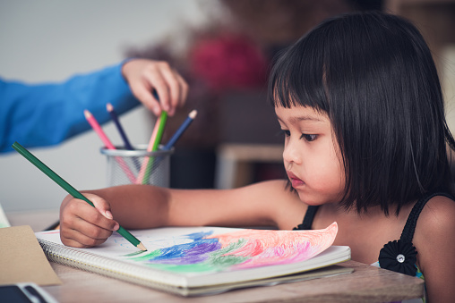 Gadis Kecil Asia Menggambar Dengan Pensil Berwarna Di Kelas Di Sekolah