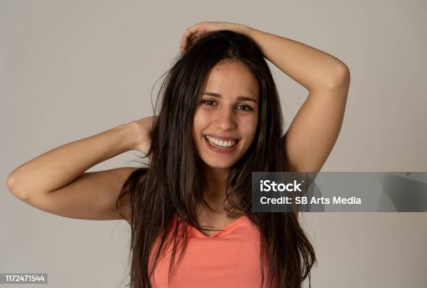 Potret Close Up Wanita Muda Latin Cantik Dengan Wajah Bahagia Senyum