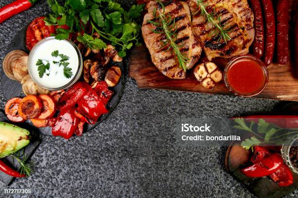 Carne A La Brasa Asado De Cerdo A La Parrilla Sobre Tabla De Cortar