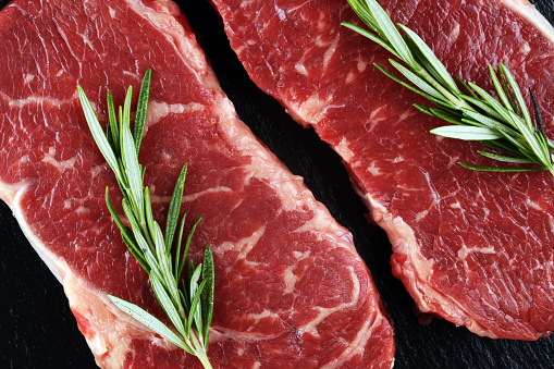 Steak Mentah Barbekyu Rib Eye Steak Atau Steak Pantat Di Atas Meja