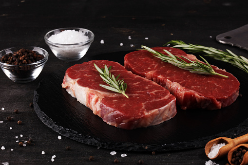 Steak Mentah Barbekyu Rib Eye Steak Atau Steak Pantat Di Atas Meja