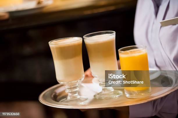 Pelayan Yang Menyajikan Kopi Dan Jus Di Atas Nampan Foto Stok - Unduh ... Pelayan Yang Menyajikan Kopi Dan Jus Di Atas Nampan Foto Stok - Unduh ...