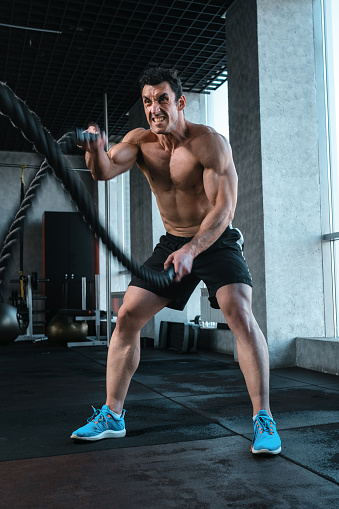 Pria Agresif Berotot Yang Kuat Berlatih Dengan Tali Di Gym Kebugaran ... Pria Agresif Berotot Yang Kuat Berlatih Dengan Tali Di Gym Kebugaran ...
