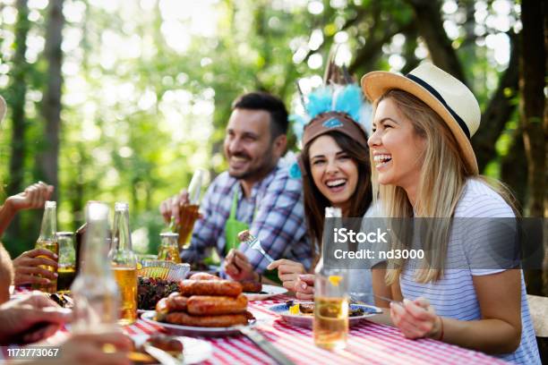 Temanteman Yang Bahagia Menikmati Barbekyu Dan Pesta Panggangan Di Luar ... Temanteman Yang Bahagia Menikmati Barbekyu Dan Pesta Panggangan Di Luar ...