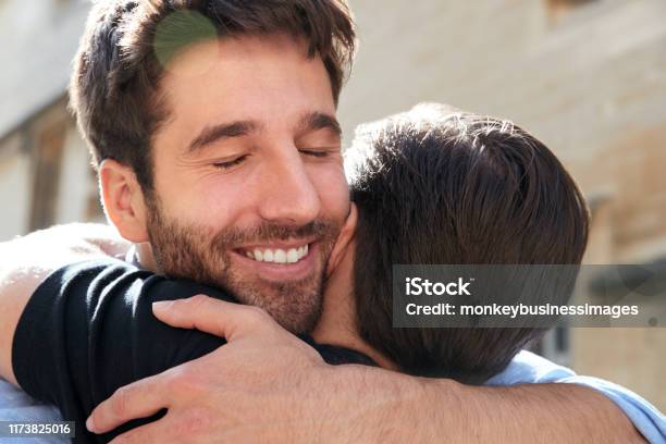 Photo Libre De Droit De Couples Gais Affectueux Étreignant À Lextérieur