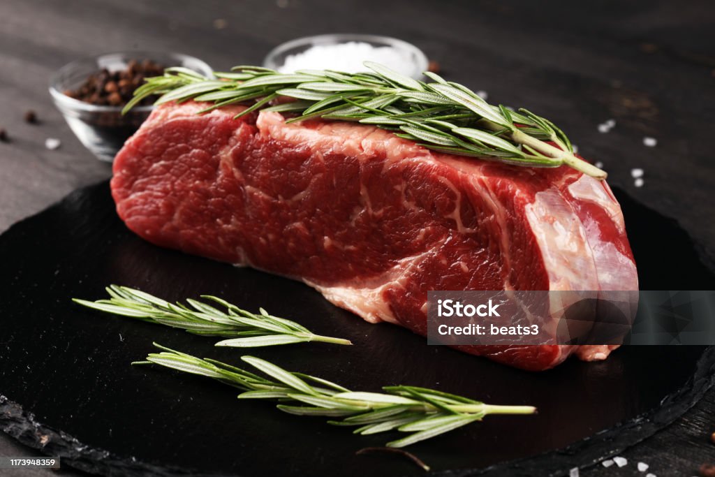 Steak Mentah Barbekyu Rib Eye Steak Atau Steak Pantat Di Atas Meja