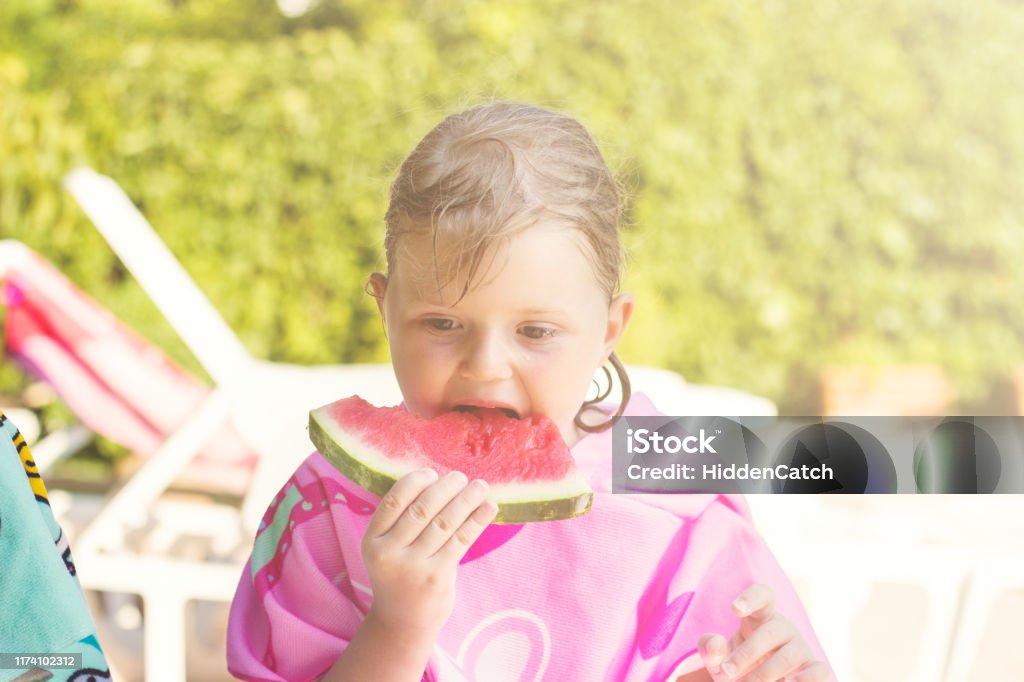 Niña Sentada En La Piscina Comiendo Sandía Foto De Stock Y Más Banco De Imágenes De Agarrar