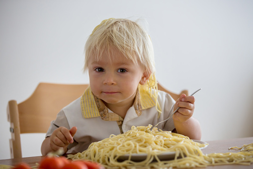 Pequeño Niño Niño Pequeño Comer Espaguetis Para El Almuerzo Y Hacer Un