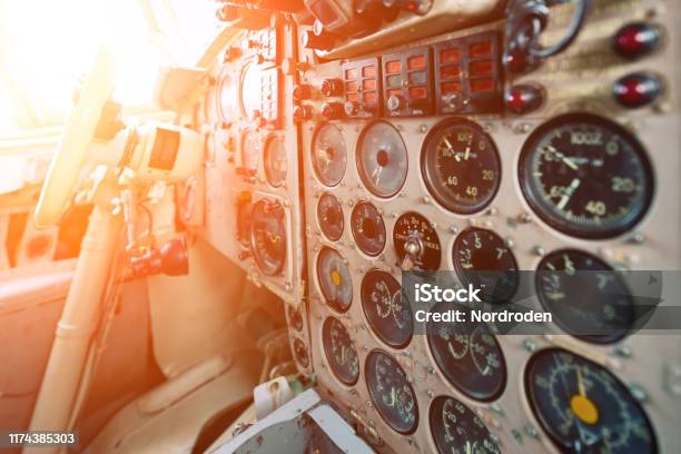Dasbor Pesawat Tua Banyak Penunjuk Tombol Dan Sakelar Analog Foto Stok ... Dasbor Pesawat Tua Banyak Penunjuk Tombol Dan Sakelar Analog Foto Stok ...
