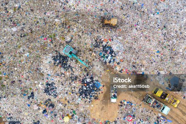 Sampah Atau Limbah Gunung Atau Tpa Air View Truk Sampah Membongkar Sampah Ke Tempat Pembuangan