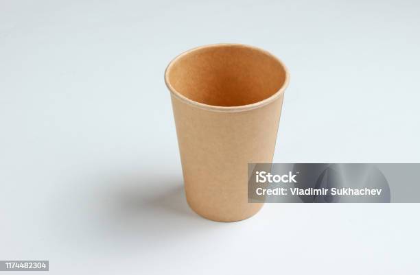 Cangkir Kopi Kosong Sekali Pakai Dengan Bahan Alami Di Latar Belakang