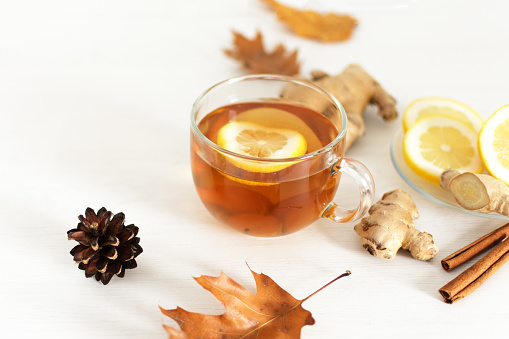 Secangkir Teh Panas Dengan Jahe Lemon Dan Kayu Manis Dengan Latar ... Secangkir Teh Panas Dengan Jahe Lemon Dan Kayu Manis Dengan Latar ...