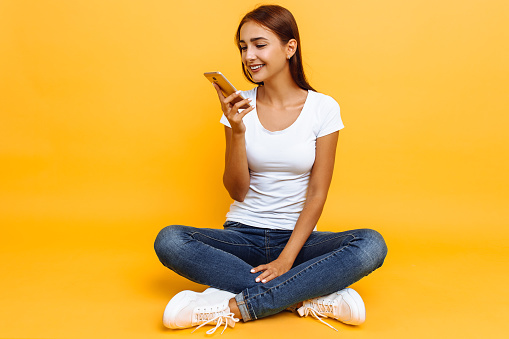 Photo Libre De Droit De Jeune Belle Fille Dans Le Tshirt Blanc