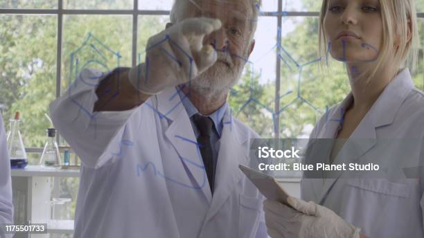 Ilmuwan Bekerja Dengan Peralatan Sains Di Laboratorium Konsep ... Ilmuwan Bekerja Dengan Peralatan Sains Di Laboratorium Konsep ...
