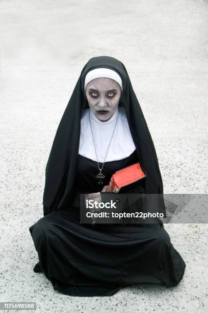 Potret Biarawati Hantu Atau Setan Dalam Misterius Foto Stok Unduh