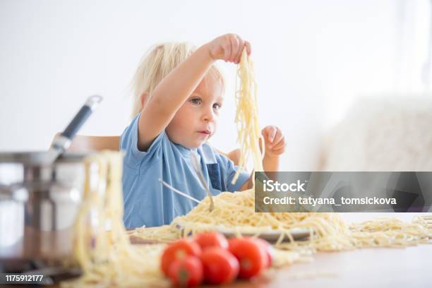 Pequeño Niño Niño Pequeño Comer Espaguetis Para El Almuerzo Y Hacer Un