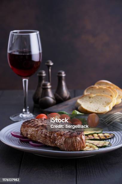 Steak Daging Sapi Ribeye Panggang Dengan Anggur Merah Sayuran Dan