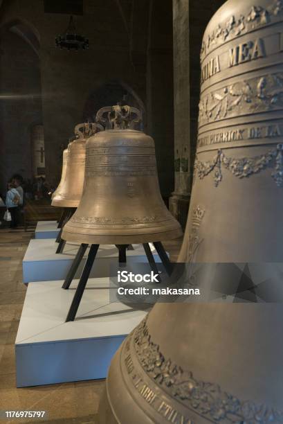 Pemandangan Interior Katedral Saintmalo Yang Menampilkan Lonceng Nave