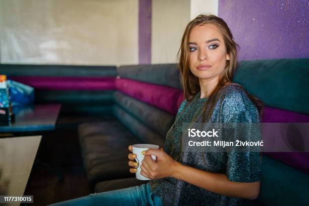 Potret Gadis Wanita Cantik Muda Yang Duduk Sendirian Di Kafe Sambil ... Potret Gadis Wanita Cantik Muda Yang Duduk Sendirian Di Kafe Sambil ...
