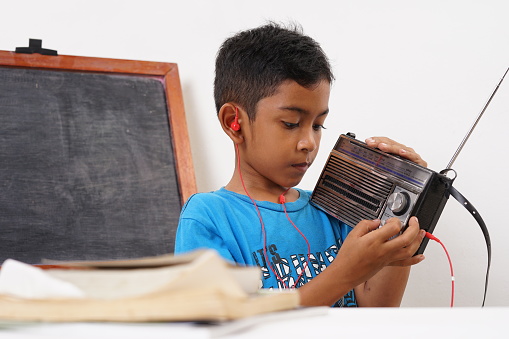 Anak Muda Mendengarkan Musik Dengan Radio Vintage Foto Stok - Unduh ... Anak Muda Mendengarkan Musik Dengan Radio Vintage Foto Stok - Unduh ...