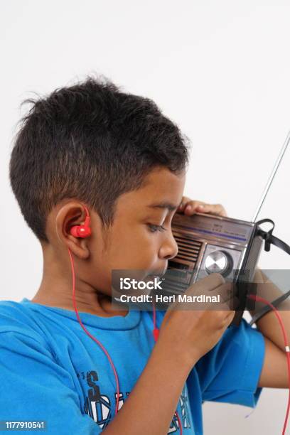 Anak Muda Mendengarkan Musik Dengan Radio Vintage Foto Stok - Unduh ... Anak Muda Mendengarkan Musik Dengan Radio Vintage Foto Stok - Unduh ...