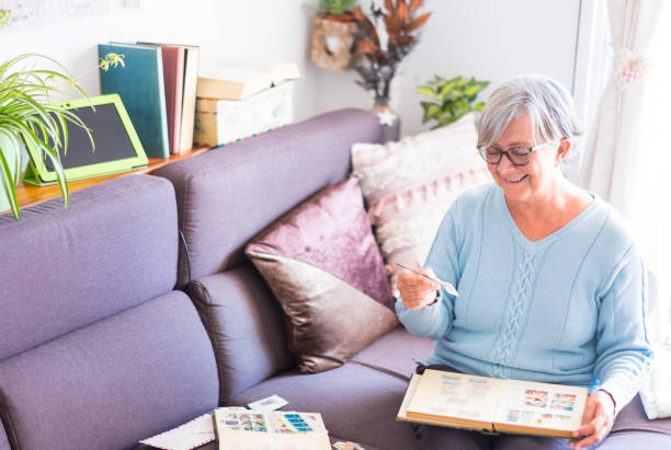 440 Fotos Bilder Und Lizenzfreie Bilder Zu Oma Kissen Fenster Istock