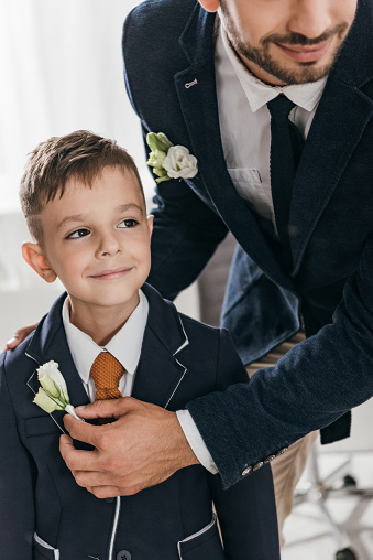 Tampilan Dipotong Ayah Dan Anak Dalam Jaket Dengan Boutonnieres Foto ... Tampilan Dipotong Ayah Dan Anak Dalam Jaket Dengan Boutonnieres Foto ...