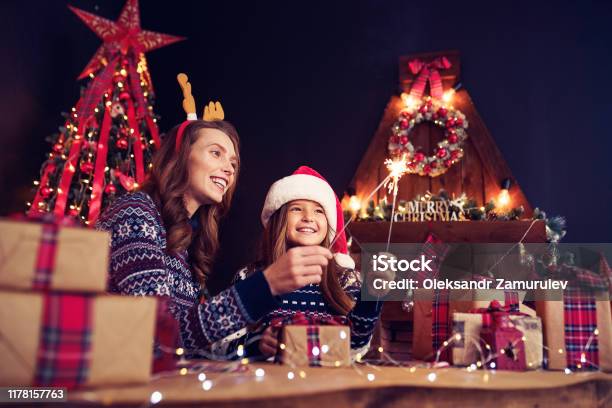 Tatil Aile Ve Insan Kavramı Mutlu Anne Ve Elinde Kıvılcım Ile Santa