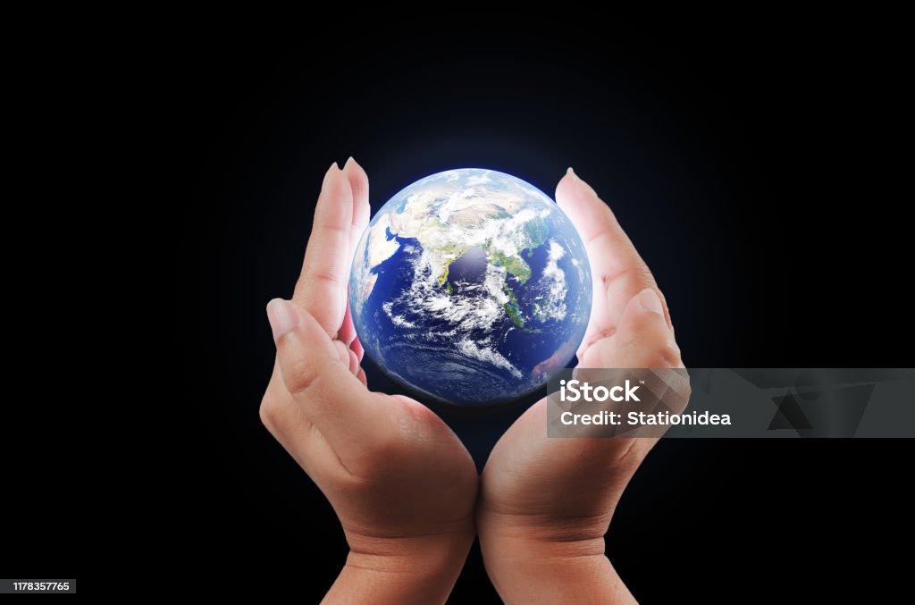 Tangan Memegang Planet Bersinar Di Latar Belakang Gelap Bumi Di Tangan ... Tangan Memegang Planet Bersinar Di Latar Belakang Gelap Bumi Di Tangan ...