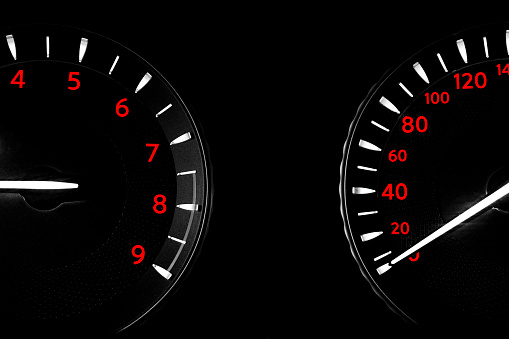 Bidikan Close Up Speedometer Merah Di Dalam Mobil Dasbor Mobil Detail ... Bidikan Close Up Speedometer Merah Di Dalam Mobil Dasbor Mobil Detail ...
