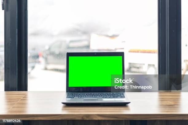 Gambar Mockup Laptop Dengan Layar Hitam Kosong Di Meja Kayu Di Kedai