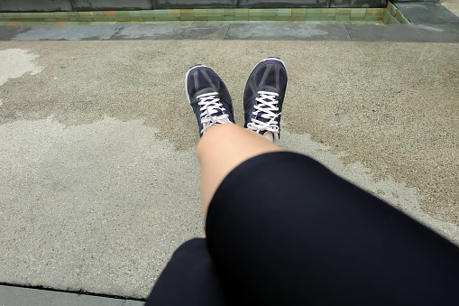 Selfie Di Atas Pemandangan Sepatu Sneakers Ungu Di Latar Belakang Jalan