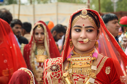 Chicas Indias Vestidas De Sari Rojo Y Adornadas Con Joyas Tradicionales