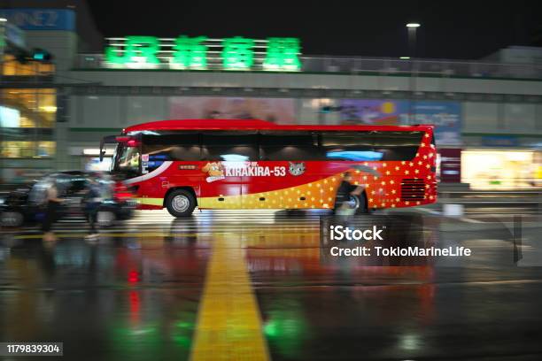 Sebuah Bus Jalan Tol Yang Berangkat Dari Terminal Bus Shinjuku ... Sebuah Bus Jalan Tol Yang Berangkat Dari Terminal Bus Shinjuku ...